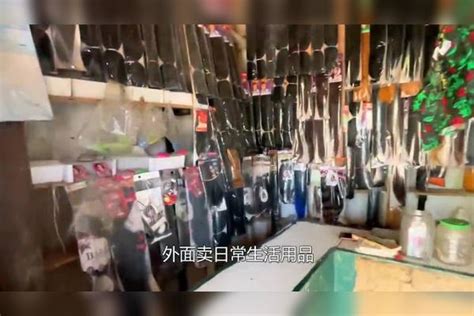 非洲小孩第一次吃中国的面条，饿得直接上手抓着吃，太可怜了上手中国