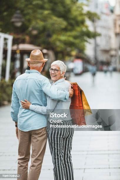 잘 생긴 수석 남자와 그의 아름 다운 아내 에 The City 거리 와 종이 가방 노인에 대한 스톡 사진 및 기타 이미지 노인 야외 활력 Istock