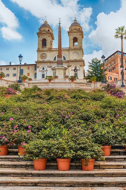 Vista idílica da igreja de trinita dei monti marco icônico no topo da