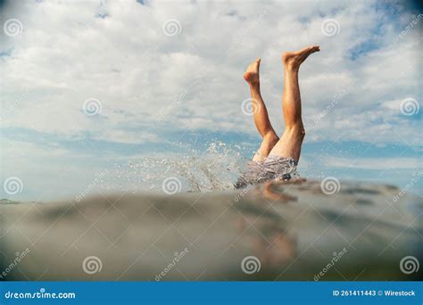 Hombre Buceando En El Mar Con La Mitad De Su Cuerpo En El Agua Imagen