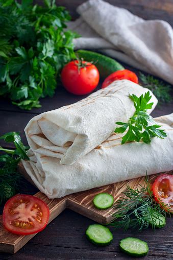 Shawarma 치킨 신선한 야채와 크림 소스 피타 나무 배경 롤 0명에 대한 스톡 사진 및 기타 이미지 0명 고기 굽기