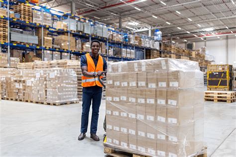 팔레트 잭을 사용하여 큰 창고에서 상자를 운반하는 직원 팔레트 트럭에 대한 스톡 사진 및 기타 이미지 팔레트 트럭 상자 창고 Istock