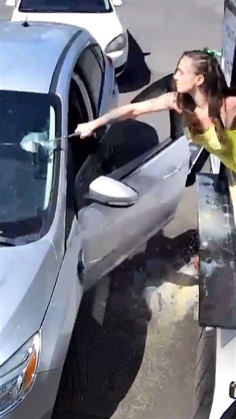 [와글와글] 커피 끼얹은 진상 손님‥망치로 복수 카페 주인 오늘의 숏 Beta