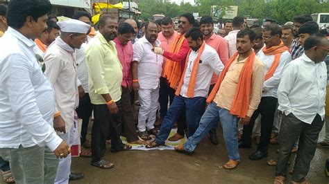 उद्धव ठाकरेंच्या शिवसेनेने चिखलीत किरीट सोमय्यांच्या फोटोला जोडे मारले