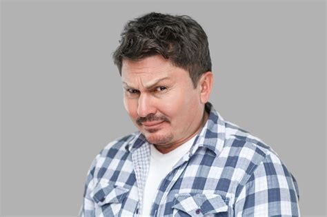 캐주얼 체크 무늬 셔츠를 입고 의심스러운 얼굴로 카메라를 바라보는 진지한 중년 사업가의 클로즈업 초상화 50 54세에 대한 스톡