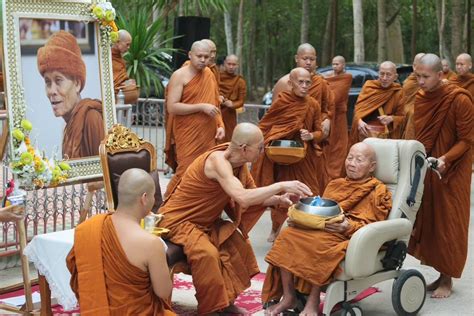 เช้านี้องค์หลวงปู่ ออกรับบิณฑบาตร่วมกับพ่อแม่ครูบาอาจารย์ วันบูรพาจารย์วัดสิริสารวัน อำเภอเมือง