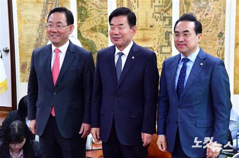 여야 원내대표들과 회동하는 김진표 국회의장 노컷뉴스