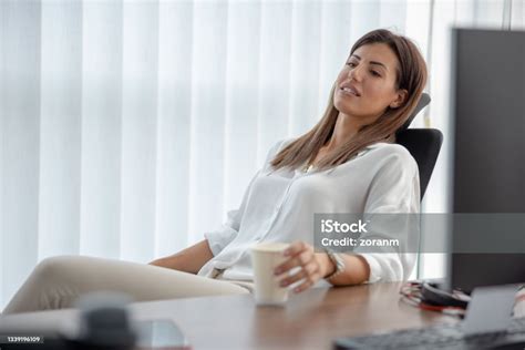 피곤한 사업가는 커피 휴식에 그녀의 사무실 의자에 기대어 30 34세에 대한 스톡 사진 및 기타 이미지 30 34세 경영자
