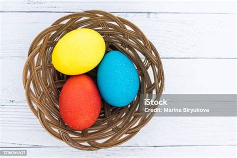 세 부활절 은 일반 계란 착색 흰색 나무 배경에 해피 부활절 휴가를위한 수제 계란 세트 고리버들 바구니 상단보기에서 삶은 삶은 계란 0명에 대한 스톡 사진 및 기타 이미지