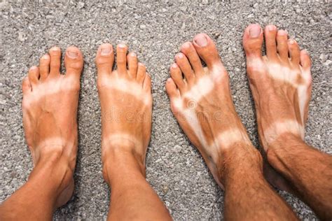 Homem E Pés Bronzeados Fêmeas Foto De Stock Imagem De Mulher Pés