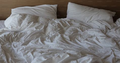 흰색 시트와 베개가 있는 정돈되지 않은 침대 사진 Unsplash의 벽지 이미지