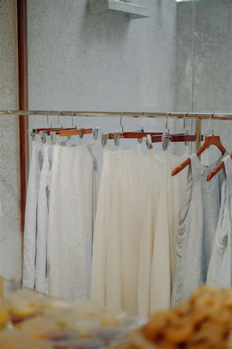 Безкоштовне стокове фото Fashion Retail білі сукні бутиковий інтер