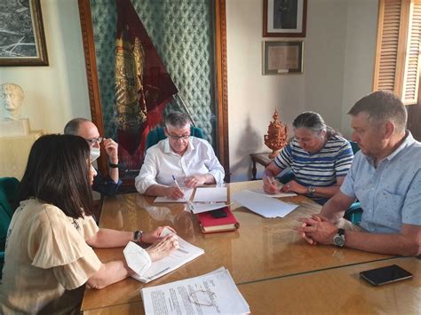 El alcalde de Guadix Jesús Lorente firma el contrato con la empresa
