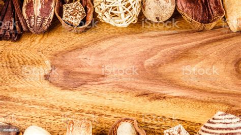 텍스트에 대 한 빈 공간 말린된 향기로운 열 대 씨앗 및 나무 표면에 포탄의 혼합 아로마 테라피 포 푸 리 0명에 대한 스톡 사진 및 기타 이미지 Istock