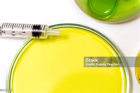 녹색 액체와 화학 실험을 위한 플라스 크 주사기 및 레 토르 트 0명에 대한 스톡 사진 및 기타 이미지 0명 건강관리와 의술 과학 Istock