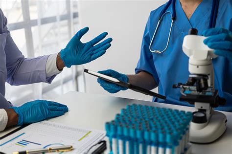 화학 실험실의 약물 연구 유리관 비커 및 현미경을 사용한 액체 테스트 테스트 분석을 수행하는 화학 과학자 2명에 대한 스톡 사진 및 기타 이미지 Istock