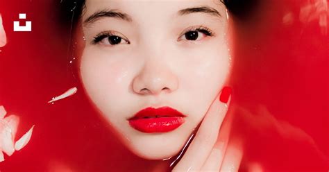 Foto Mujer Con Lápiz Labial Rojo Y Camisa Blanca Imagen Rojo Gratis