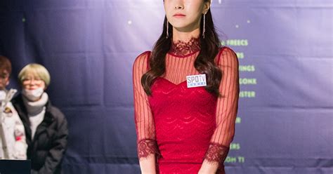 포토 롤챔스 방송 기다리는 김수현 아나운서