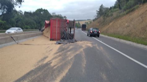 Caminhão tomba e motorista morre em Tibagi P News