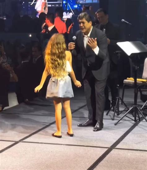 في حفل قبرص لـ وائل كفوري فتاة صغيرة تسرق الأضواء Et بالعربي