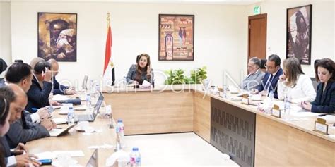 وزيرة التخطيط تبدأ مناقشة أولويات الخطة الاستثمارية للعام المالي القادم