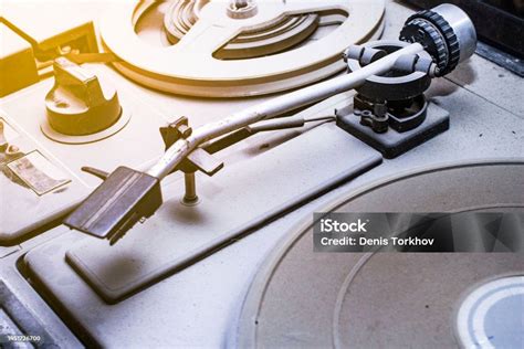 오래된 릴투릴 테이프 레코더와 두꺼운 먼지 층의 축음기 앞뒤 배경이 보케 효과로 흐려집니다 0명에 대한 스톡 사진 및 기타 이미지 Istock