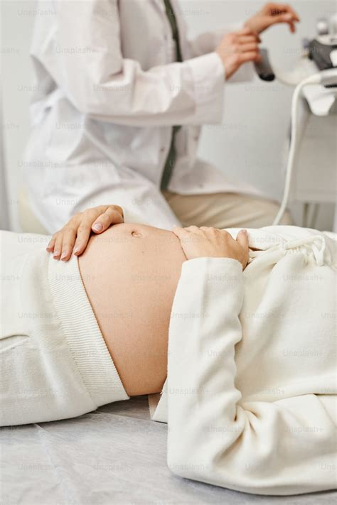 배에 초점을 맞춘 의료 클리닉에서 초음파를 준비하는 임산부의 수직 근접 촬영 사진 Unsplash의 임신한 이미지