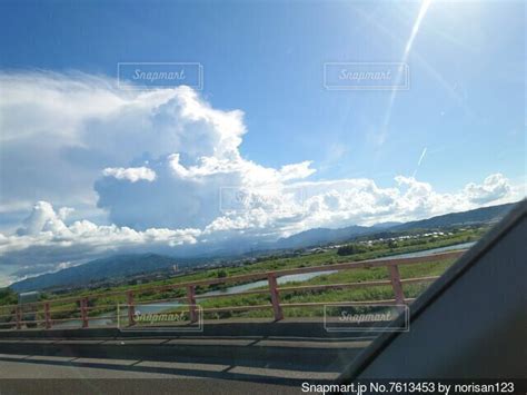 空に架かる虹の写真・画像素材 Snapmart（スナップマート）