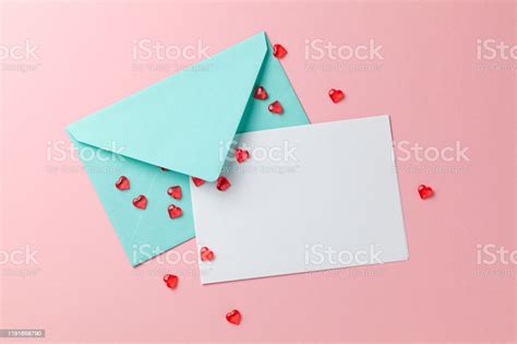 빨간 마음과 사랑의 편지입니다 엽서에 텍스트가 있는 빈 템플릿입니다 분홍색 배경에 녹색 봉투입니다 모형 0명에 대한 스톡 사진 및 기타 이미지 Istock