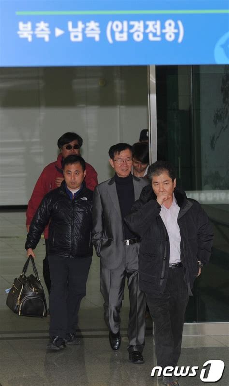 입경하는 개성공단 근로자들 뉴스1