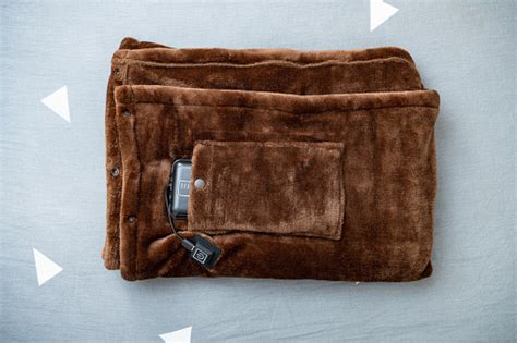 침대의 전원 공급 장치로 휴대용 충전기가 있는 상단 보기 접힌 전기 담요 0명에 대한 스톡 사진 및 기타 이미지 0명 가정 난방 가정 생활 Istock