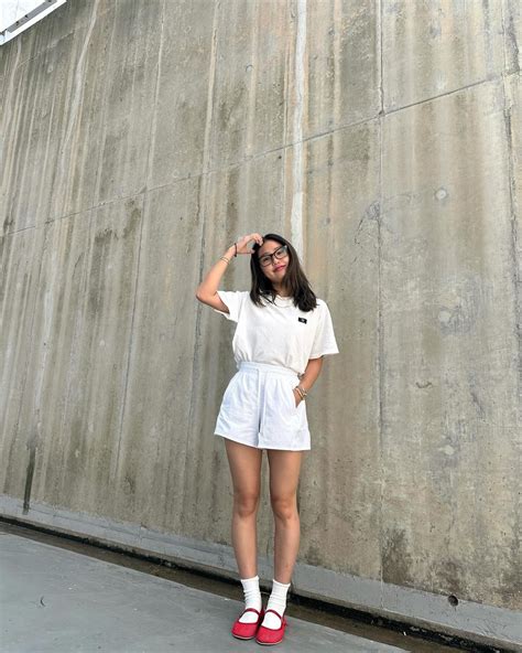 오마이걸 미미 빨간 메리제인 슈즈로 완성한 경쾌한 여름 룩