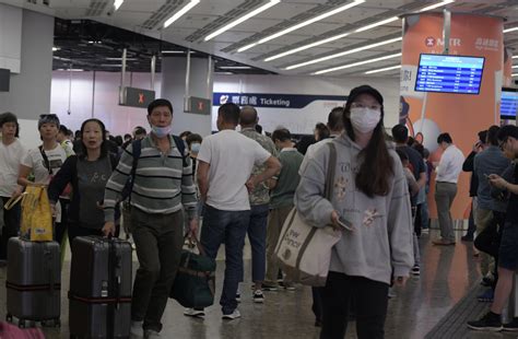復活節︱長假期結束大批市民經西九龍高鐵站回港 現場人頭湧湧 新冠疫情專頁