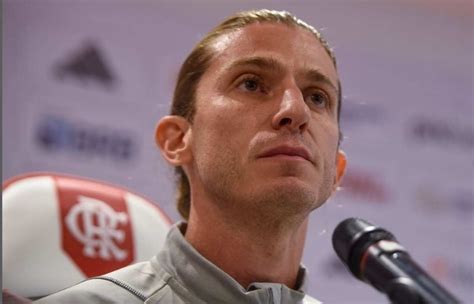 Vidente revela se Filipe Luís vai ser campeão no Flamengo