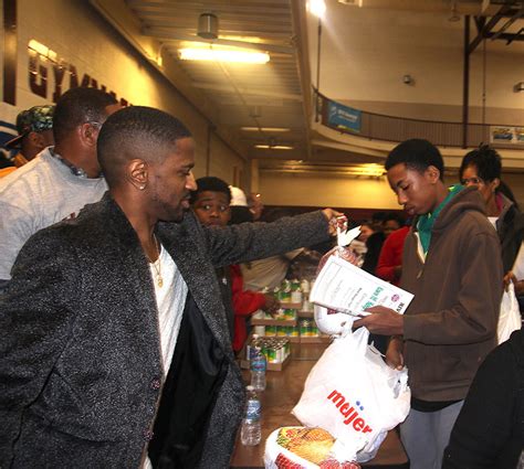 Rappers Passing Out Turkeys Photo 1