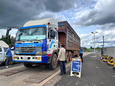 អាជ្ញាធរខេត្តក្រចេះ ឃាត់ទុករថយន្តដឹកលើសទម្ងន់៣គ្រឿង