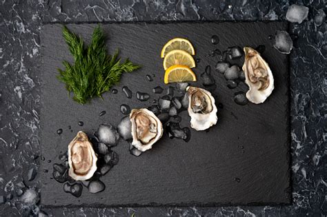 분쇄 된 얼음 레몬 조각 어두운 돌 배경에 딜 무리와 셰일 접시에 굴을 열었다 최음제 해산물 고급 음식 최고전망 텍스트 장소 참굴에 대한 스톡 사진 및 기타 이미지 Istock