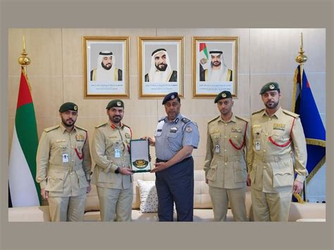 وفد شرطة دبي يطلع على تطبيقات التدريب الافتراضي بأكاديمية سيف بن زايد