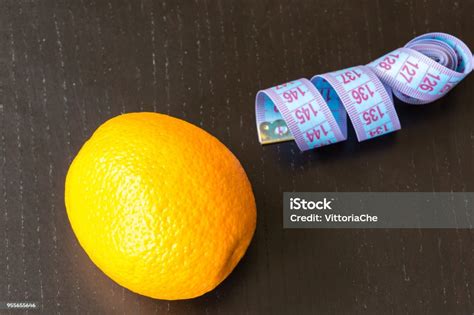 검은 배경 건강 한 생활 습관 다이어트 및 스포츠 개념에 테이프를 측정 하 여 오렌지 0명에 대한 스톡 사진 및 기타 이미지 0명 가냘픈 개념 Istock