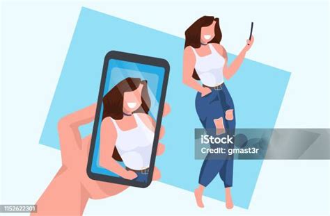 캐주얼 여자 스마트 폰 카메라 손에 Selfie 촬영 화면에 사진과 함께 핸드폰을 들고 휴대 전화 여자 만화 캐릭터 평면 전체