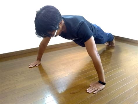 「腕立て伏せ（プッシュアップ）」の正しいフォームと動き、効果的なやり方、回数設定 トレーニング×スポーツ『melos』