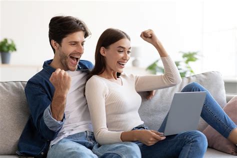 Feliz Sonriente Emocionado Joven Europeo Hombre Y Mujer Celebrando La Victoria En El Juego En