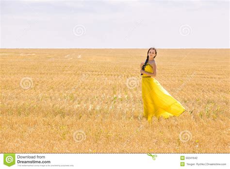Frau Auf Dem Weizengebiet Stockfoto Bild Von Relax Frau 50241642