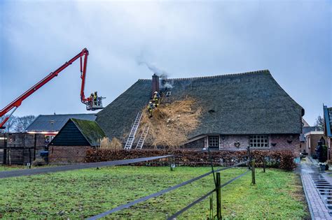 Brandweer Massaal Opgeroepen Voor Brand In Woning Met Rieten Dak In