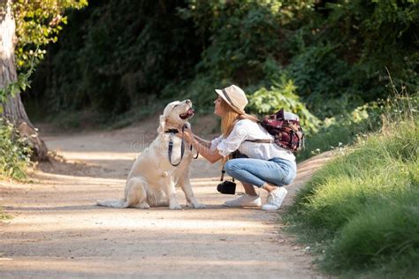 Feliz Jovem Fotografa Mulher Amadora Acariciando Seu Cachorro No Parque