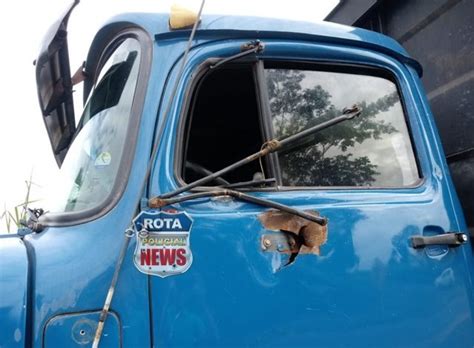 Após motorista cochilar no volante caminhões se envolvem em acidente