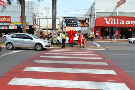 Raio Da Noticia Amt Revitaliza Pinturas De Faixas De Pedestres