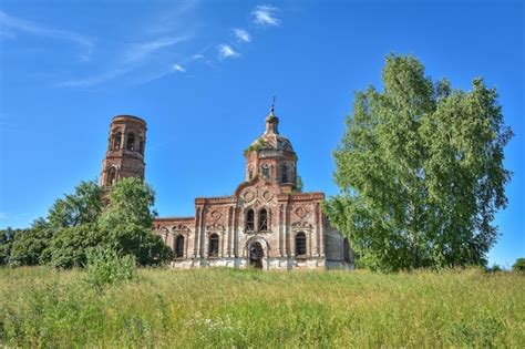 Iglesia Ortodoxa Abandonada De Ladrillo Antiguo Iglesia Abandonada En