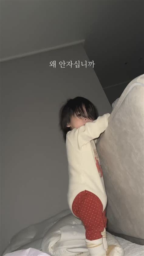ᴊʜ 자기 얼굴 너무 조아함 🌝 ⠀ ⠀ 영상과 다른 이야기인데요 이서가 이제 이가 나오는데 정말 삐뚤어요😭 ⠀ 첫째는 완전 ㅡㅡ 이런 모양 이라서 걱정을 따로 안