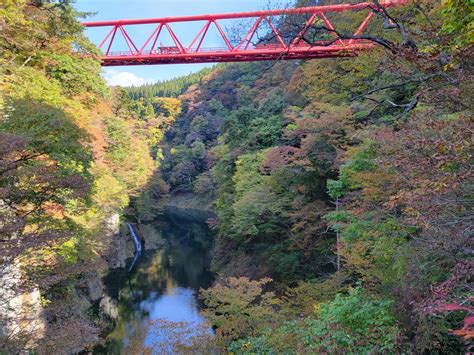 猿ヶ京温泉まんてん星の湯 朝晩ぐっと冷え込むようになって、猿ヶ京温泉周辺の山々も、だいぶ色づいてきました！例年より